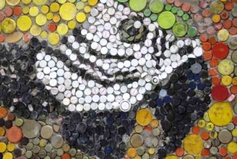 Mural hecho con 200.000 tapas recicladas deslumbra en una plaza