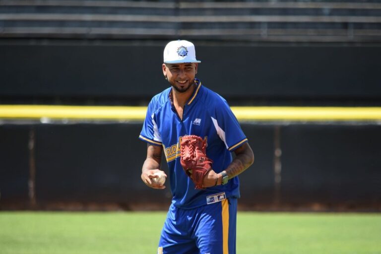 Luis Martínez llega a la nave en el quinto día de prácticas