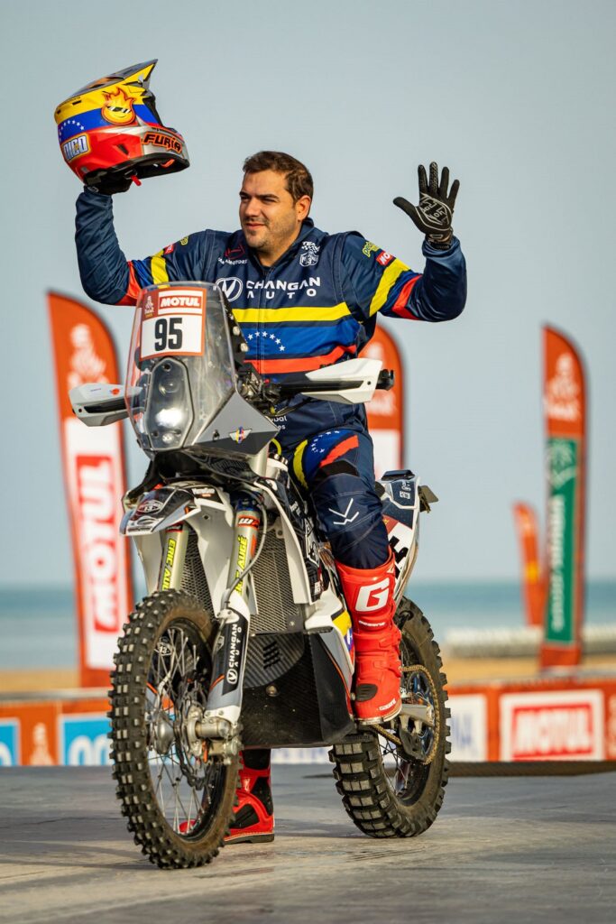 Nicolás Cardona arrancó con todo el Rally Dakar 2023