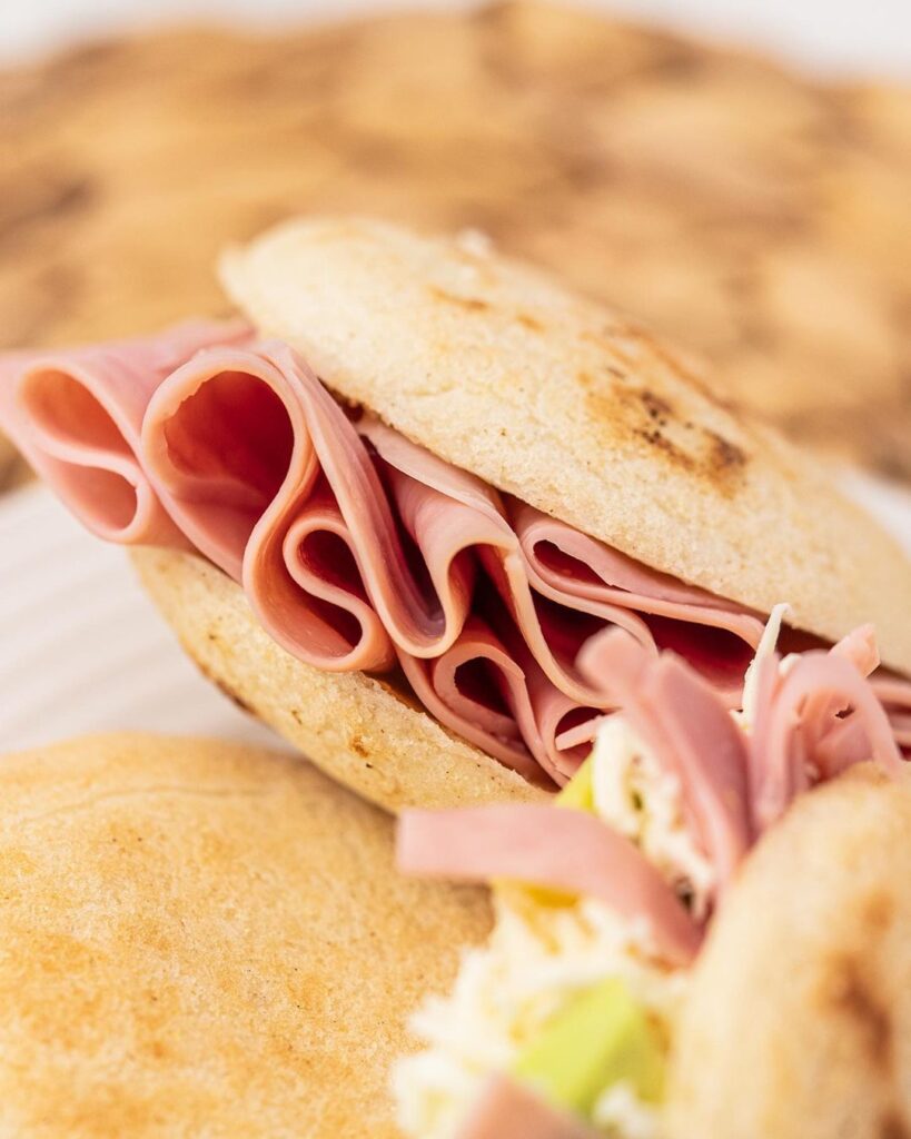 El jamón es uno de los rellenos preferidos por los venezolanos