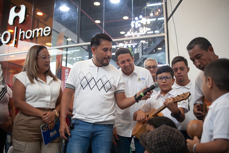 Johan Castañeda acompañó a integrantes de “Corazones Felices” en ...