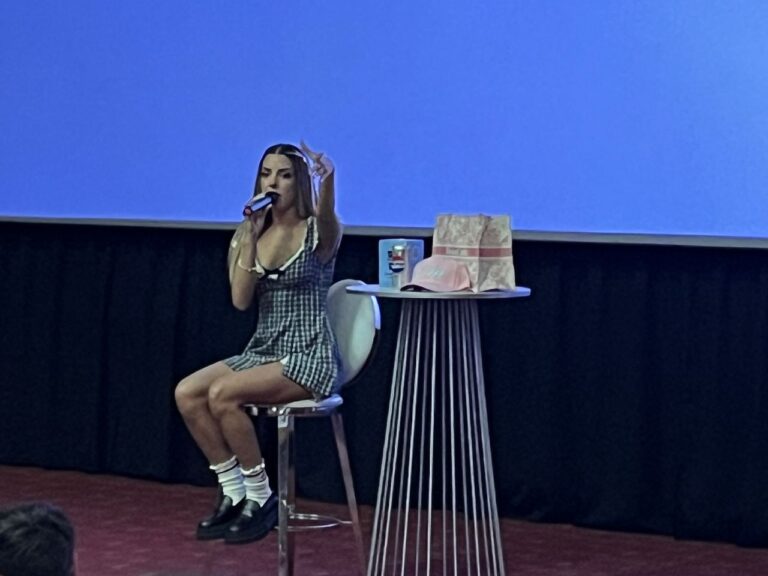 Corina Smith presentó “Menos Triste Más Mami” en Caracas con un emotivo ...