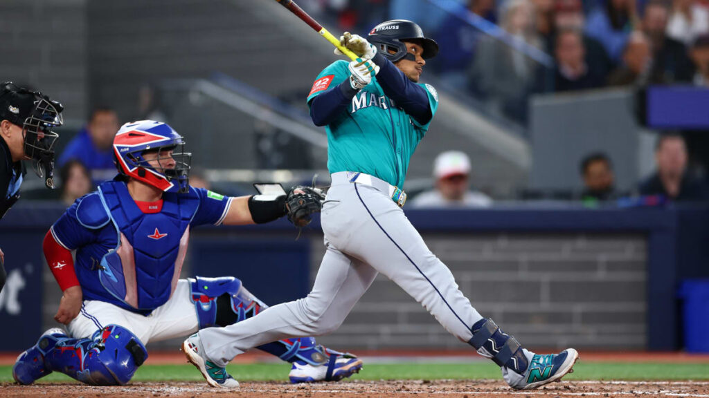 Seattle arrasa en Toronto, Los Ángeles pega primero en Milwaukee