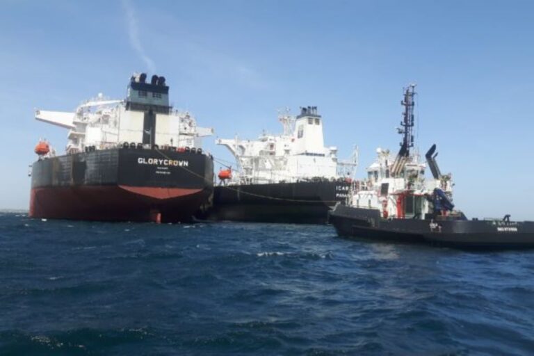 La Armada venezolana escolta buques petroleros, dice NYT