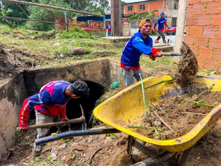 Elizabeth Niño supervisa limpiaza en canales de Malagón